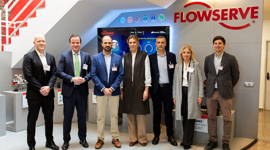 La alcaldesa de Pozuelo visita la empresa Flowserve en la puesta en marcha de una instalación ...